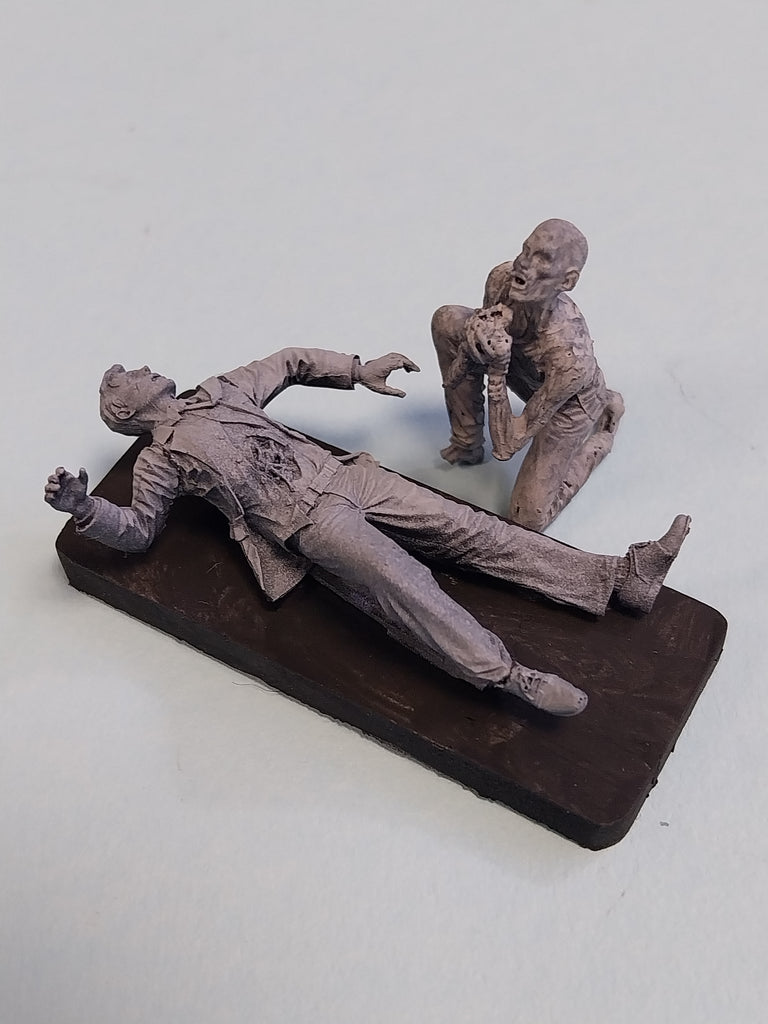 1/35 Scale resin model kit Zombie and victim | Fields of Glory Models